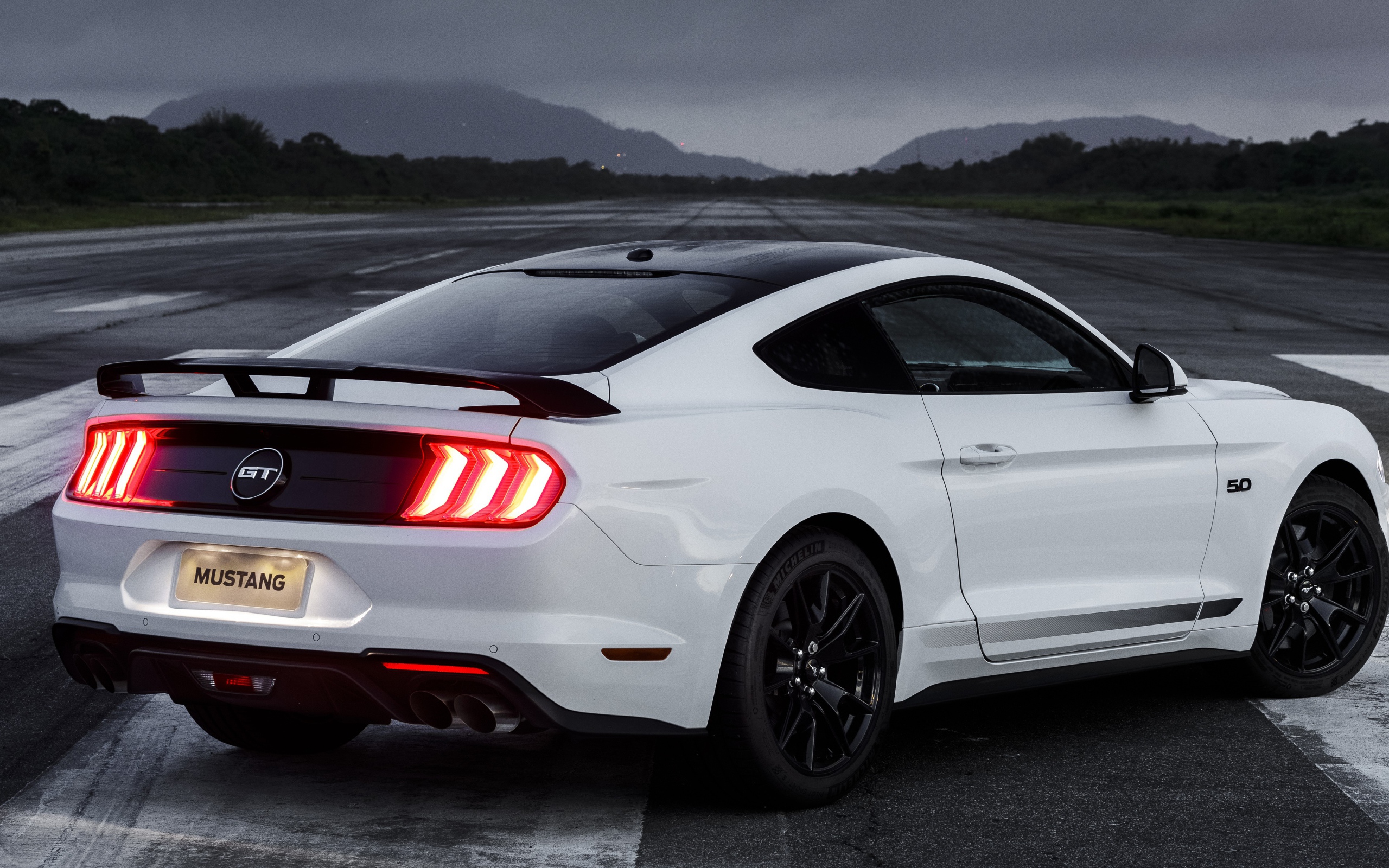 White Ford Mustang Gt