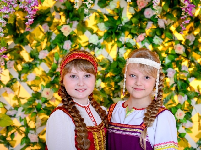 Две девочки в народных костюмах - обои для рабочего стола, картинки, фото