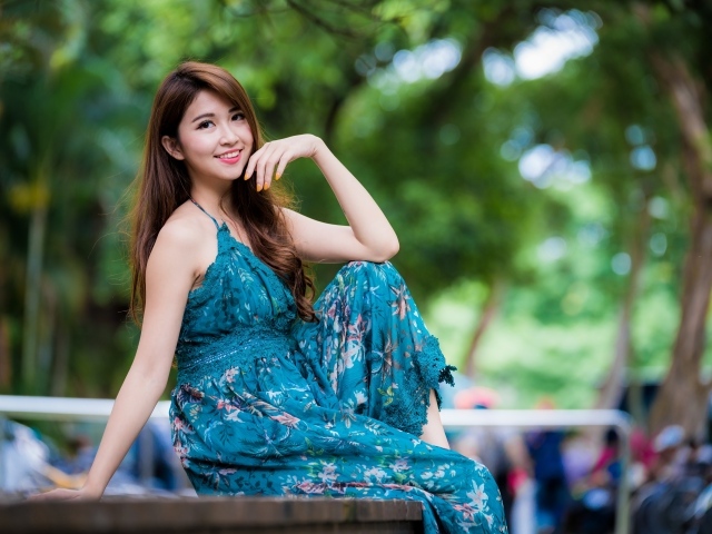 Улыбающаяся девушка азиатка в красивом платье обои для рабочего стола картинки фото