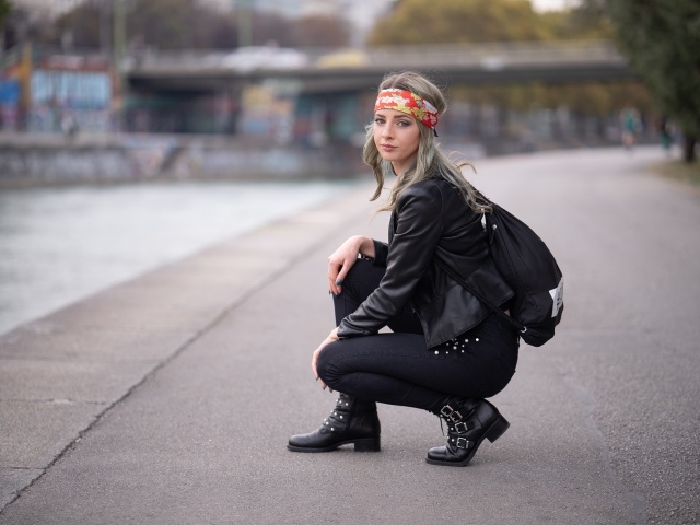 Девушка в черном костюме сидит на корточках обои для рабочего стола картинки фото