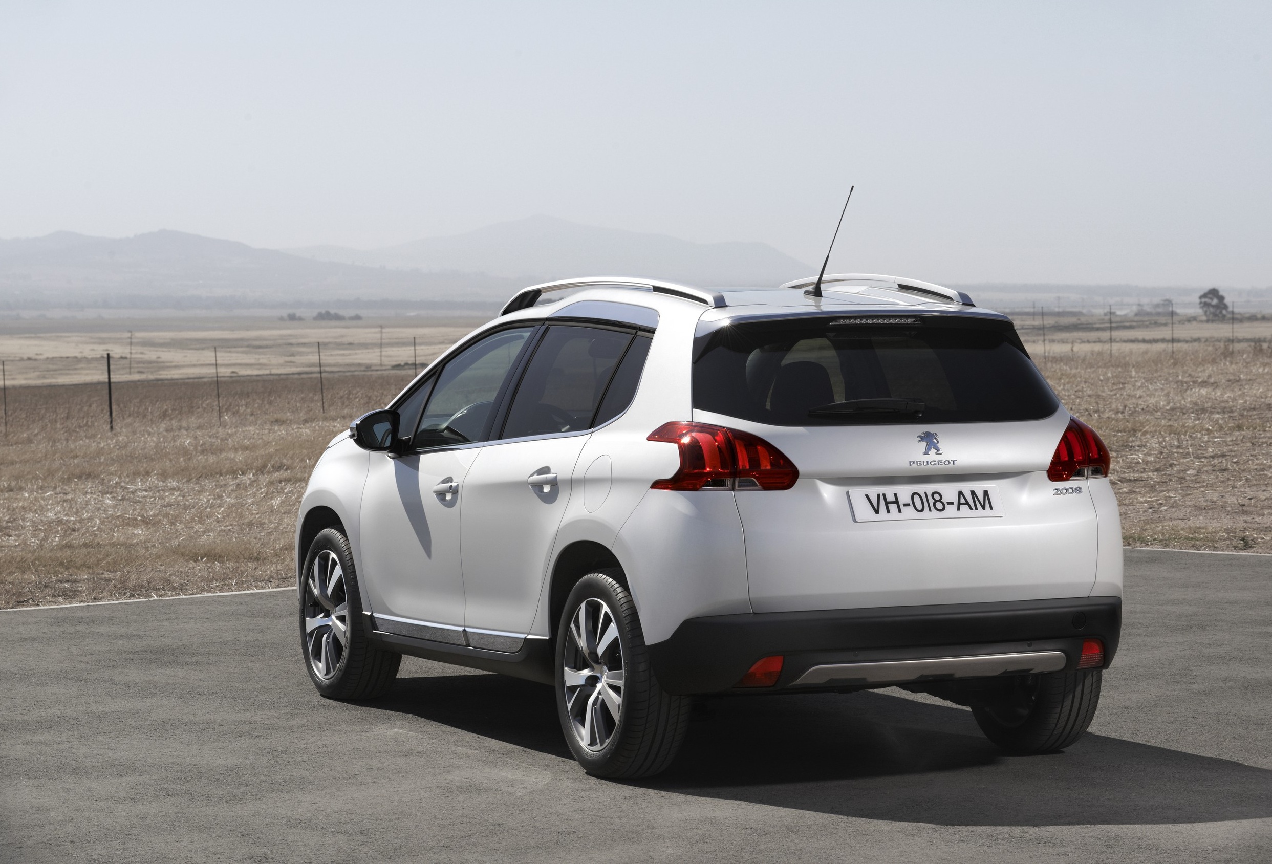 Красивый автомобиль Peugeot 6008 2014 в Москве - обои для рабочего ...