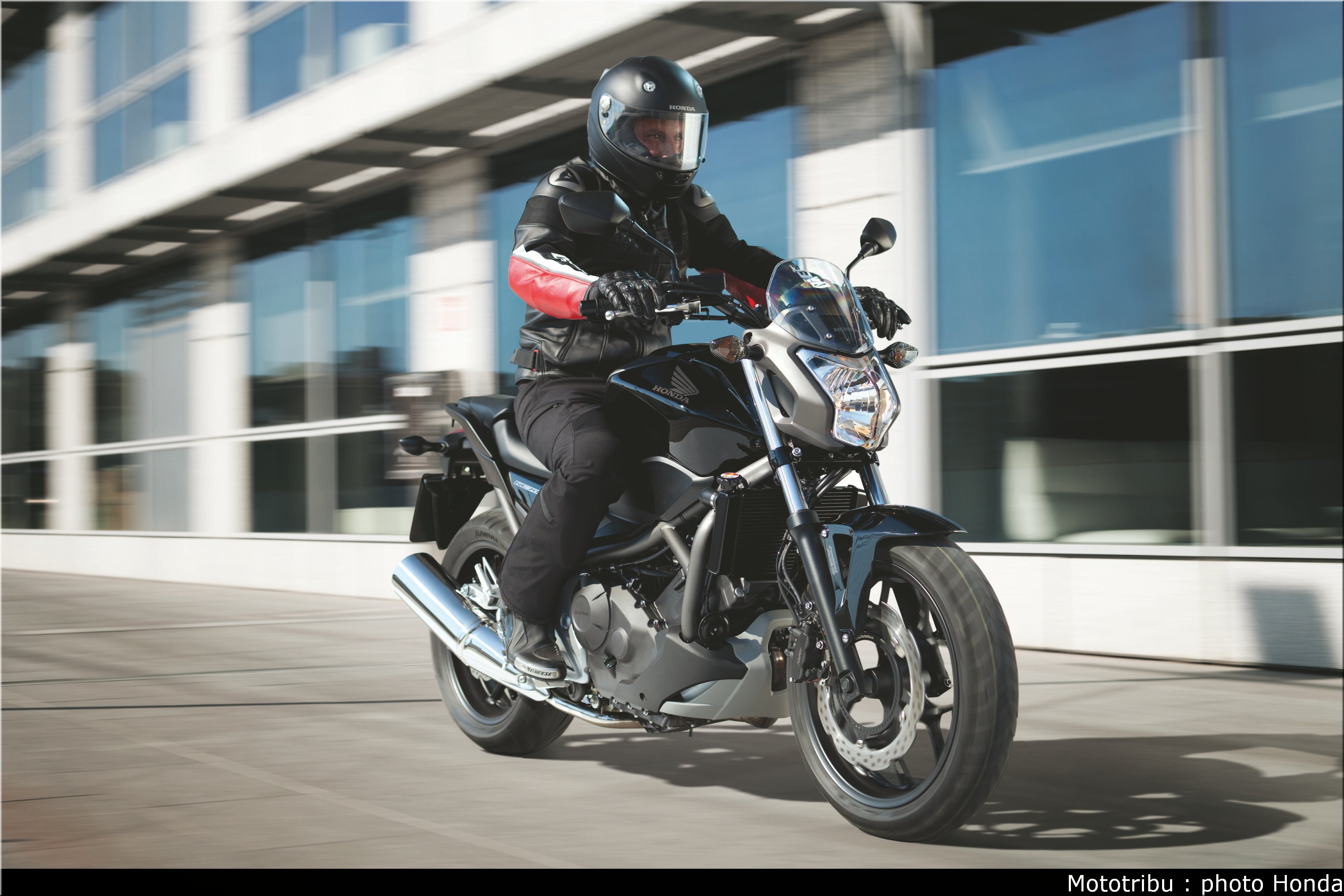 Красивый мотоцикл Honda NC 700 S - обои для рабочего стола, картинки, фото