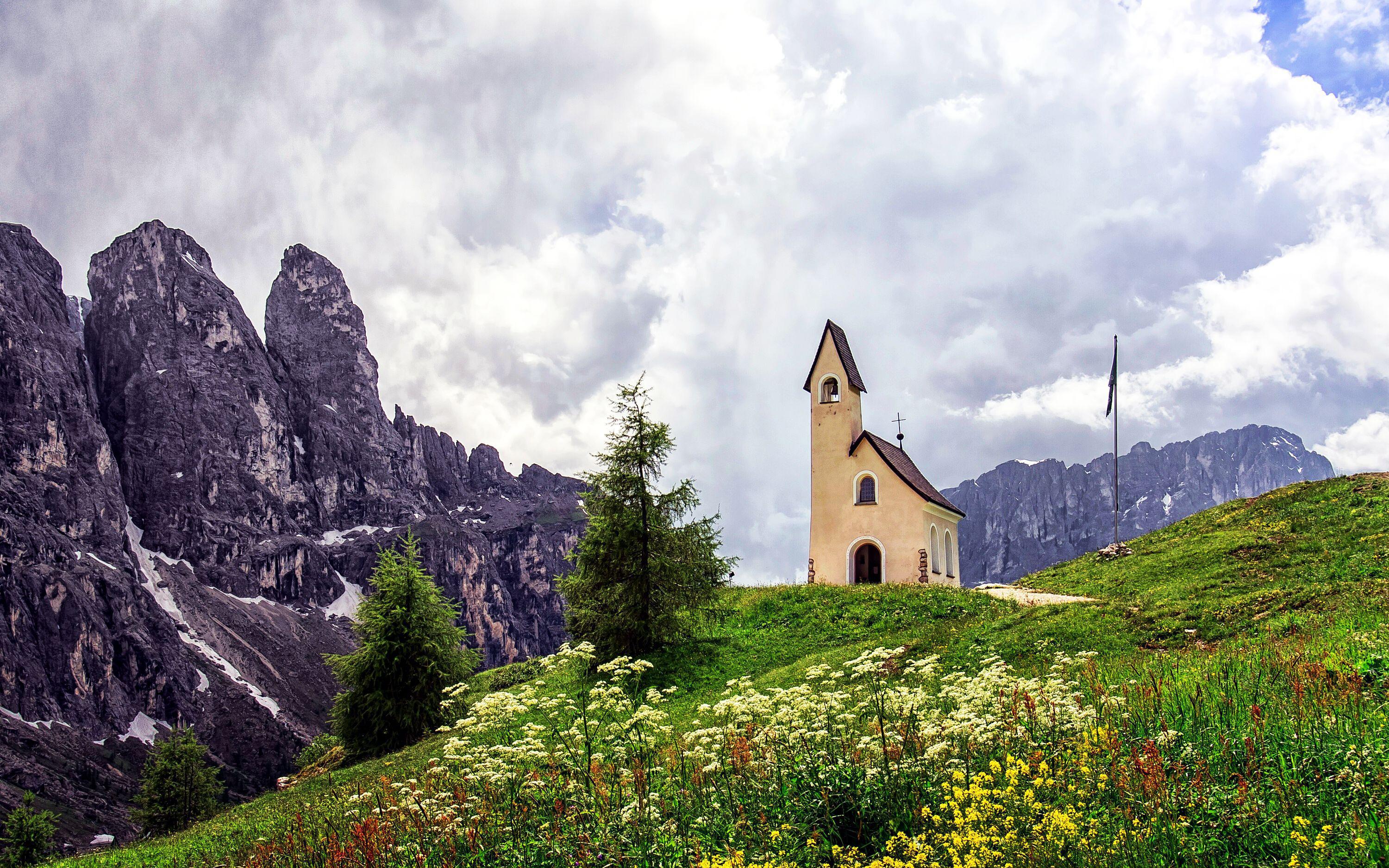 Church in the ski resort of Val Gardena, Italy Desktop wallpapers 1920x1200