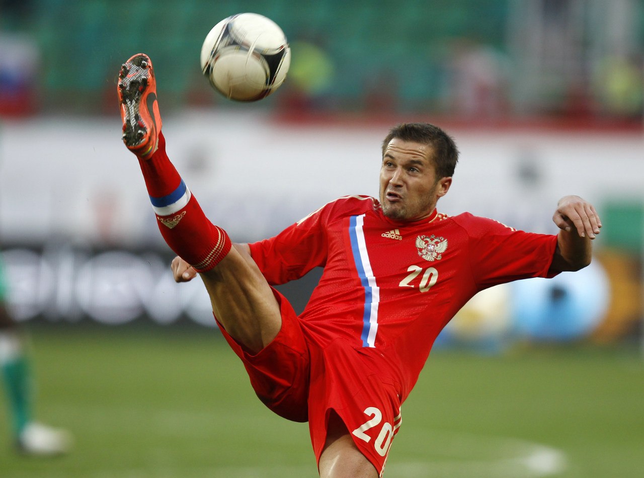 Полузащитник сборной России Виктор Файзулин бьет по мячу - обои для ...