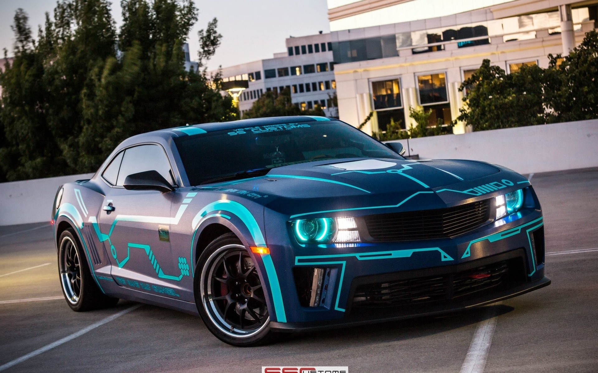 Неоновый Chevrolet Camaro на парковке - обои для рабочего стола ...