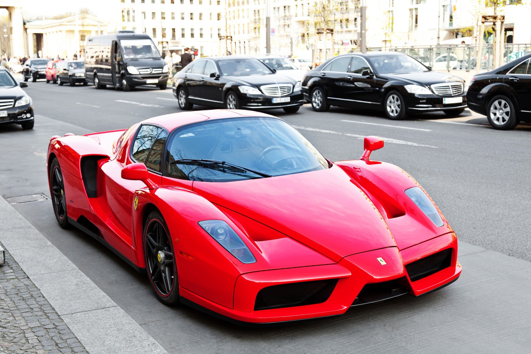 Красный Ferrari Enzo на городской улице - обои для рабочего стола ...