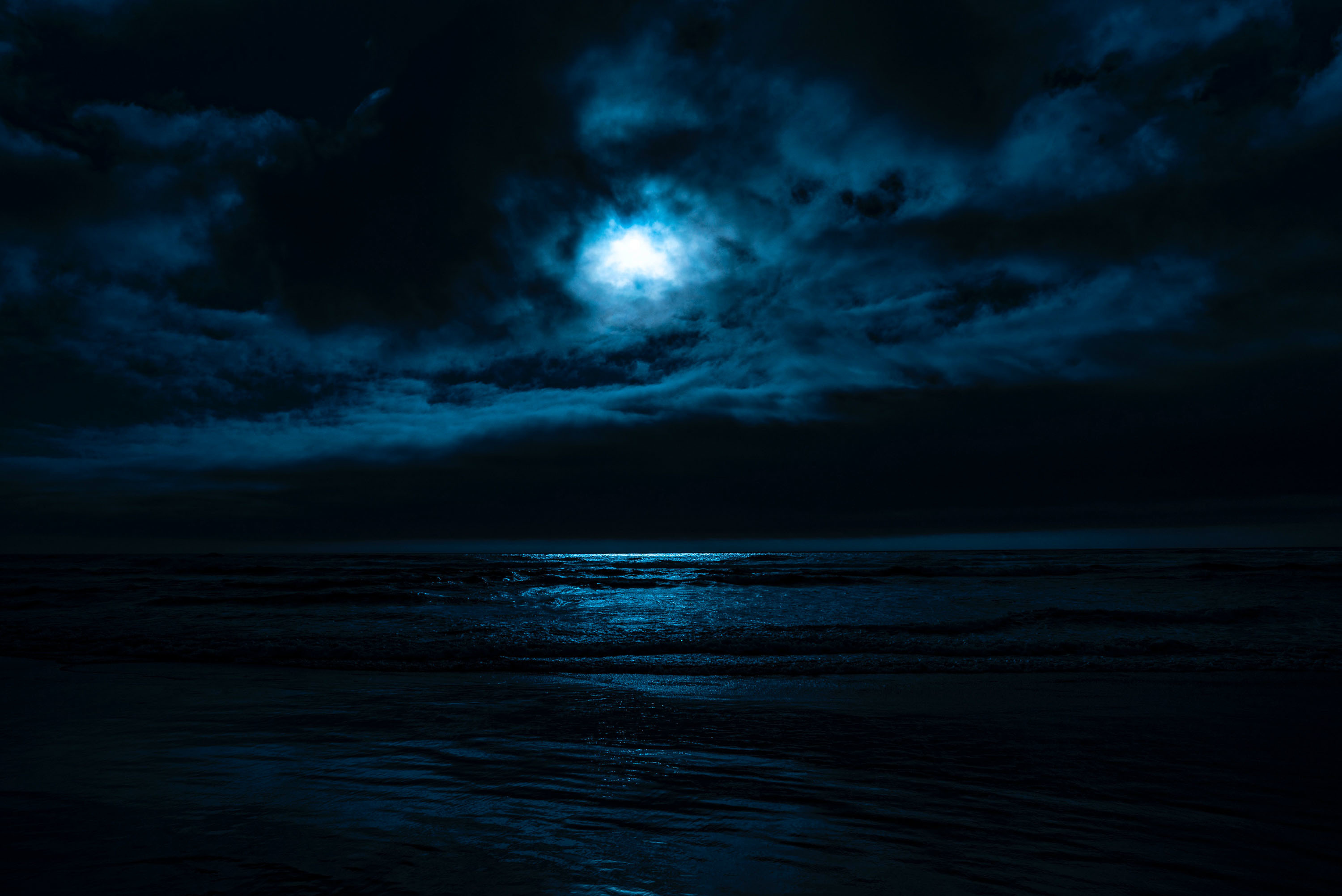 The moon in the cloudy sky over the sea at night Desktop wallpapers ...