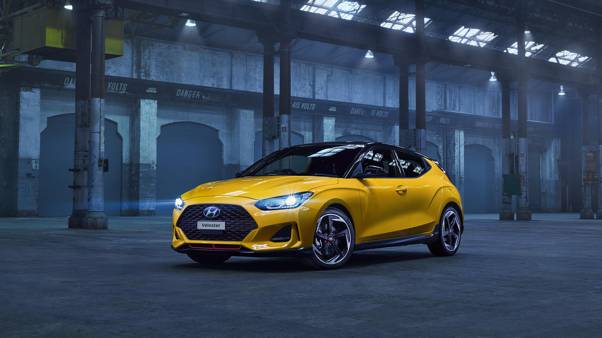 Желтый автомобиль Hyundai Veloster Turbo 2019 года на заводе - обои для ...