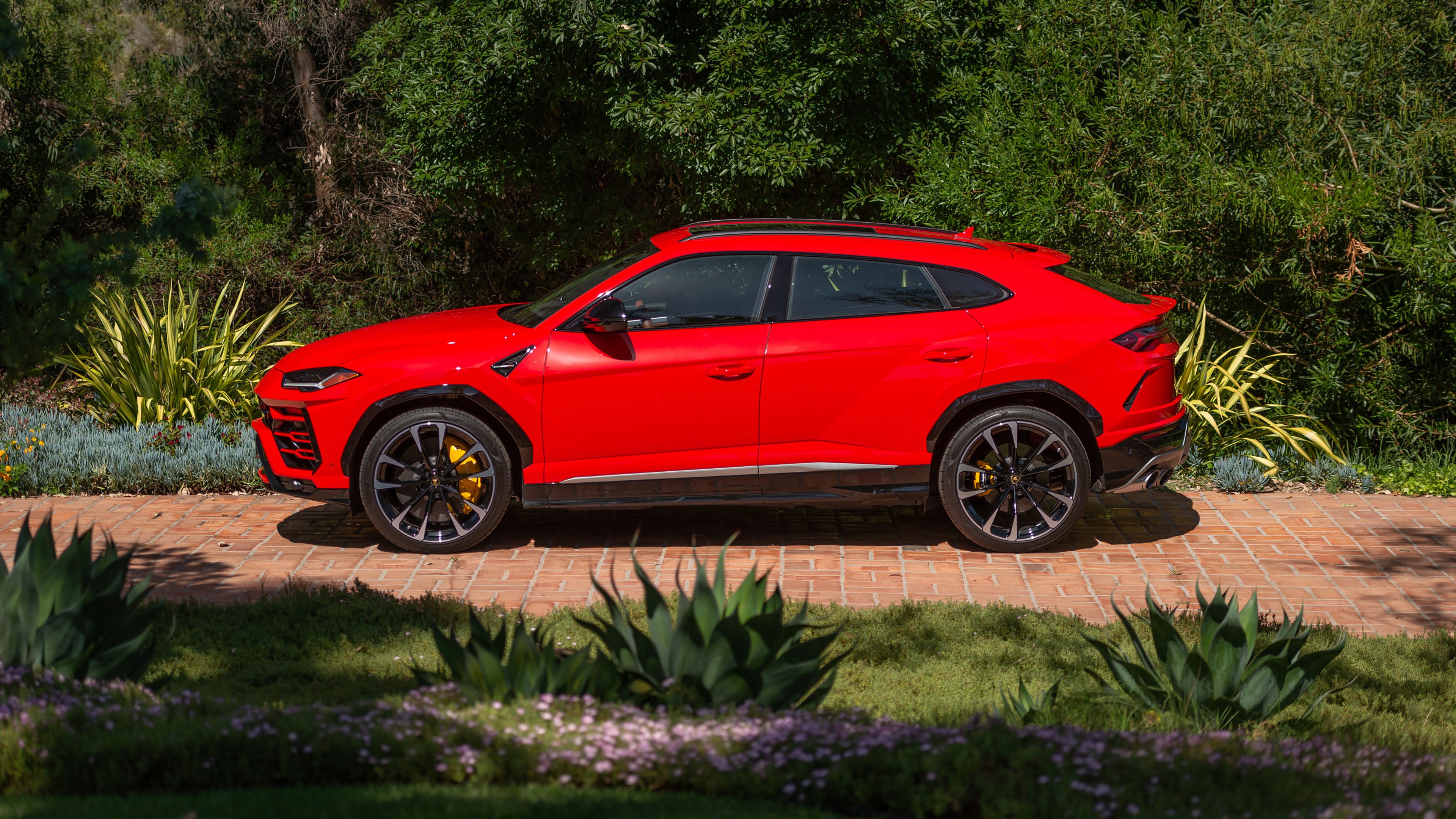 Красный автомобиль Lamborghini Urus вид сбоку - обои для рабочего стола ...