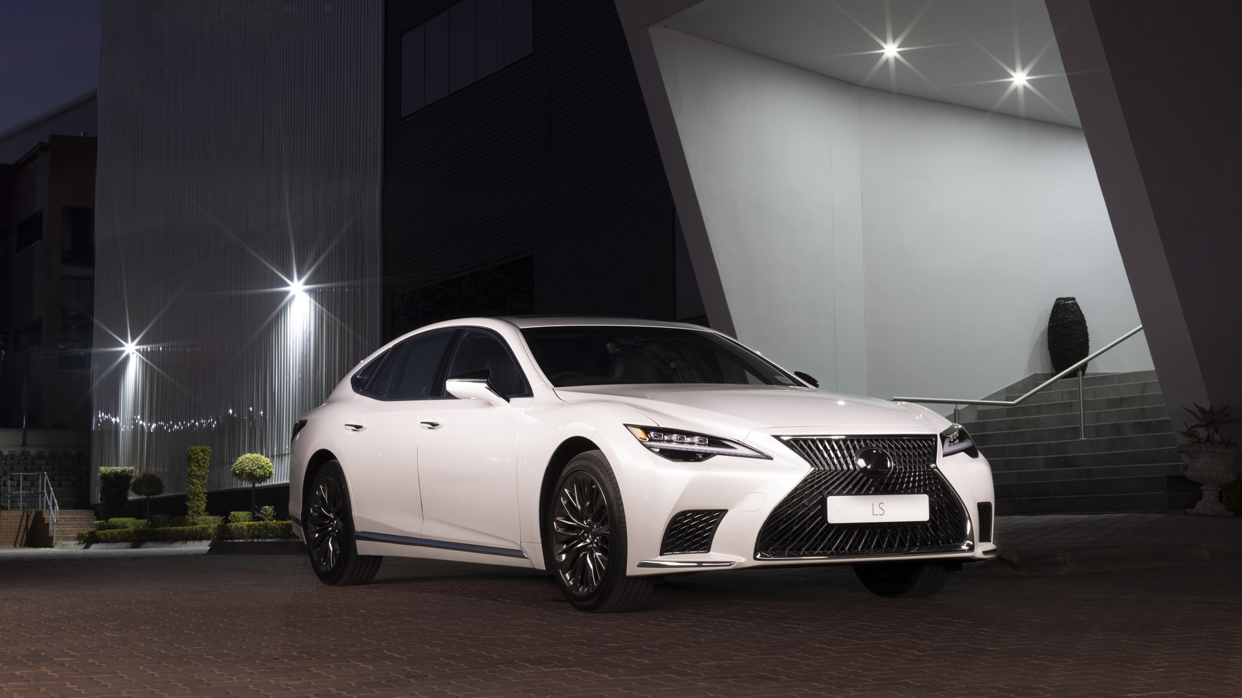 Белый Lexus LS 500, 2021 года в здании - обои для рабочего стола ...