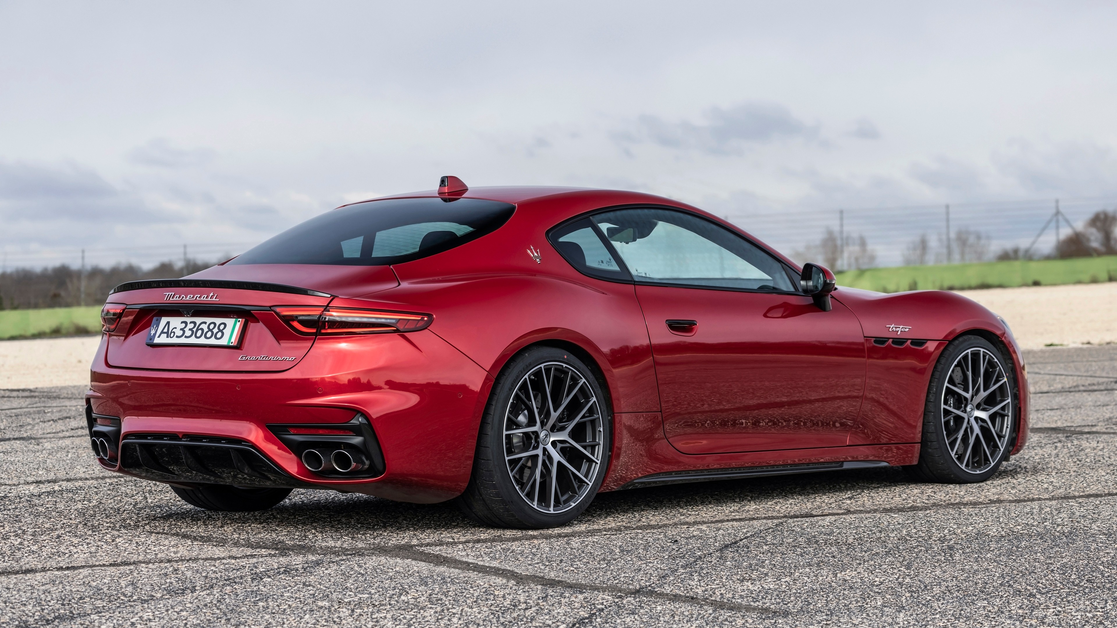 Красный Maserati GranTurismo Trofeo 2023 года вид сзади - обои для ...